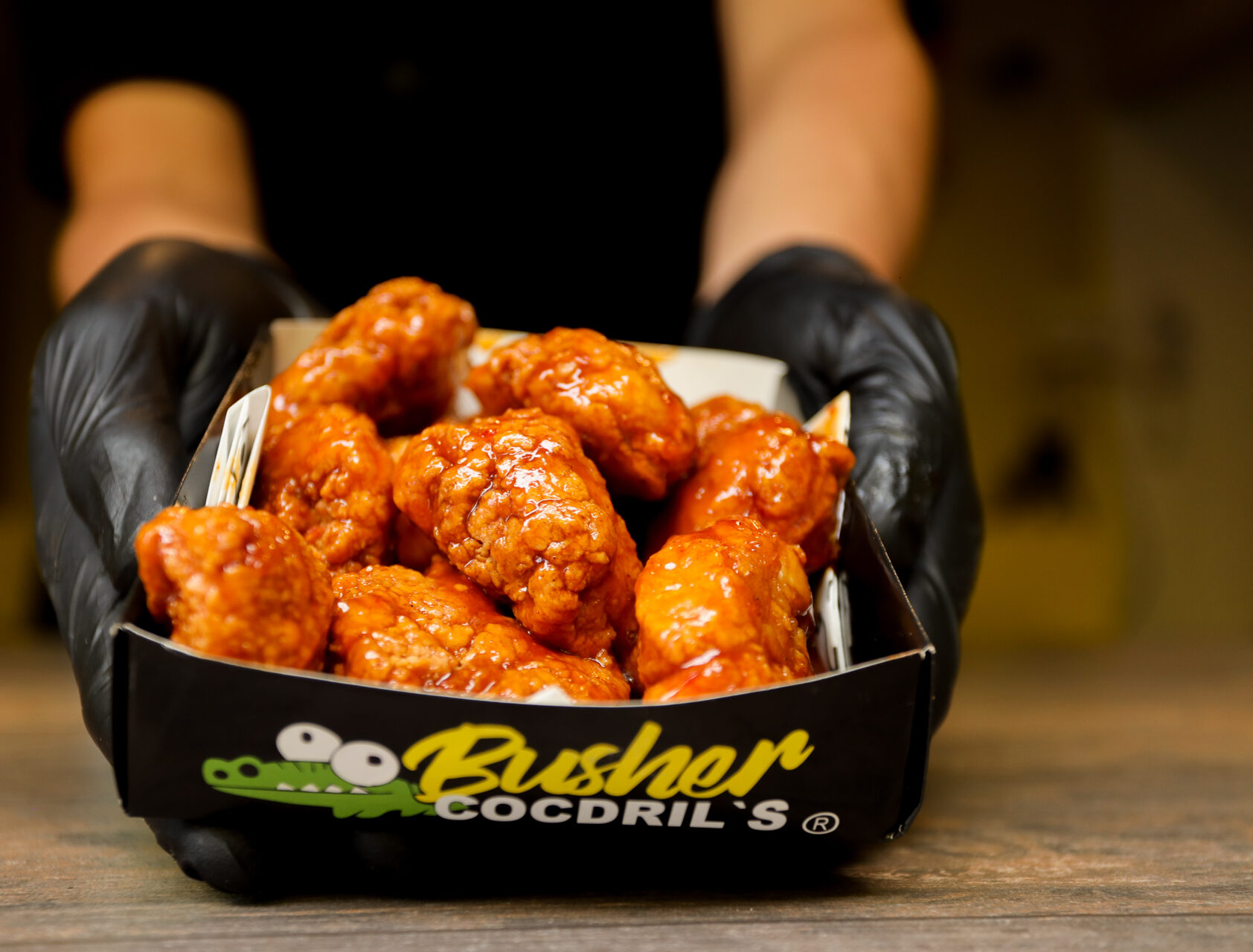 Mmmmmm Bomnless, lánzate por unos a Busher Cocodril's Toluca - Escaparate